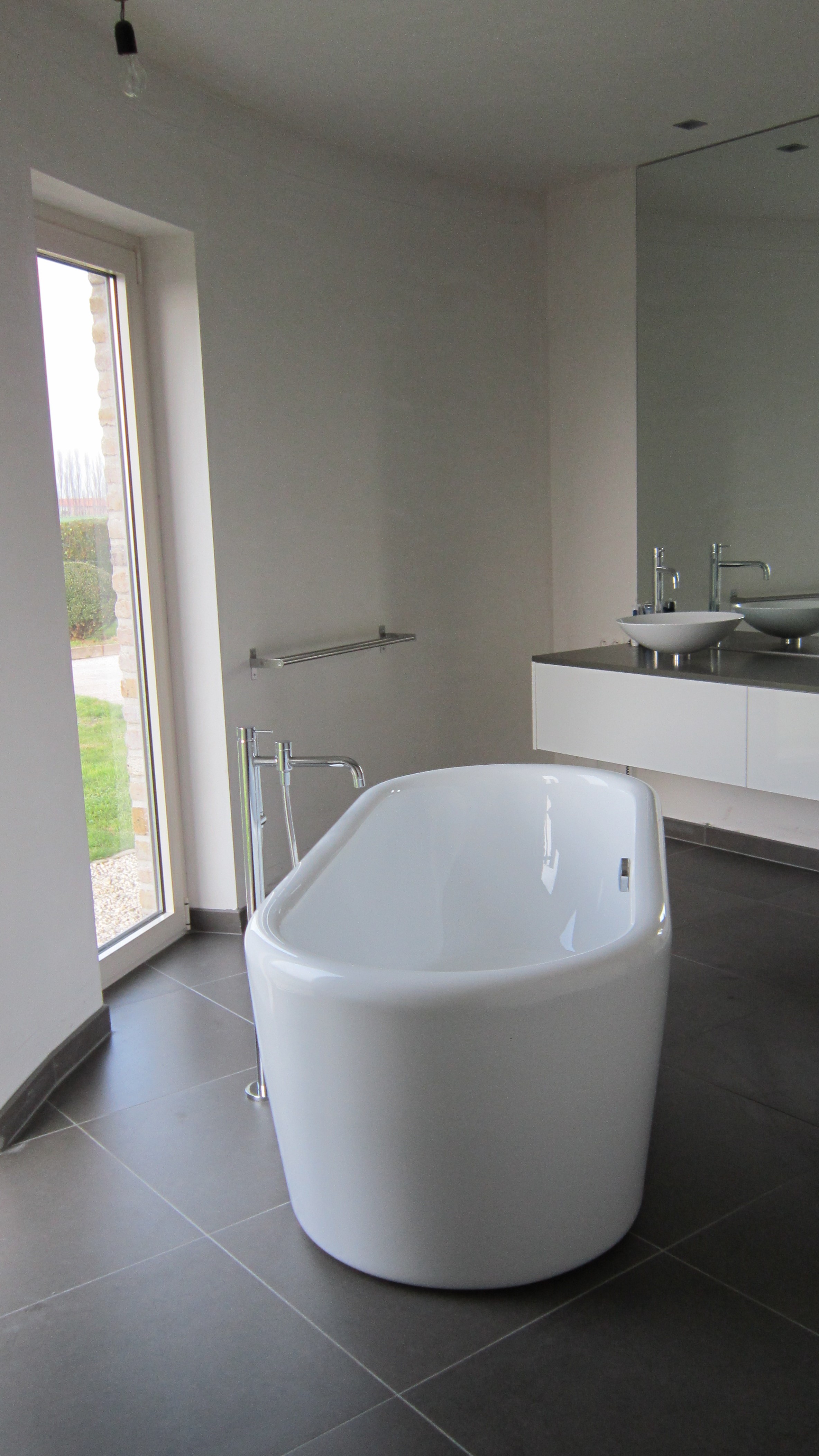 Badkamer met dubbele inloopdouche / Trap betegeld met composiet | C ...